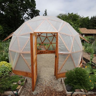 Hippy Domes – Geodesic dome builder based out of Eugene, Oregon