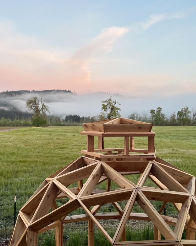 Hippy Domes – Geodesic dome builder based out of Eugene, Oregon